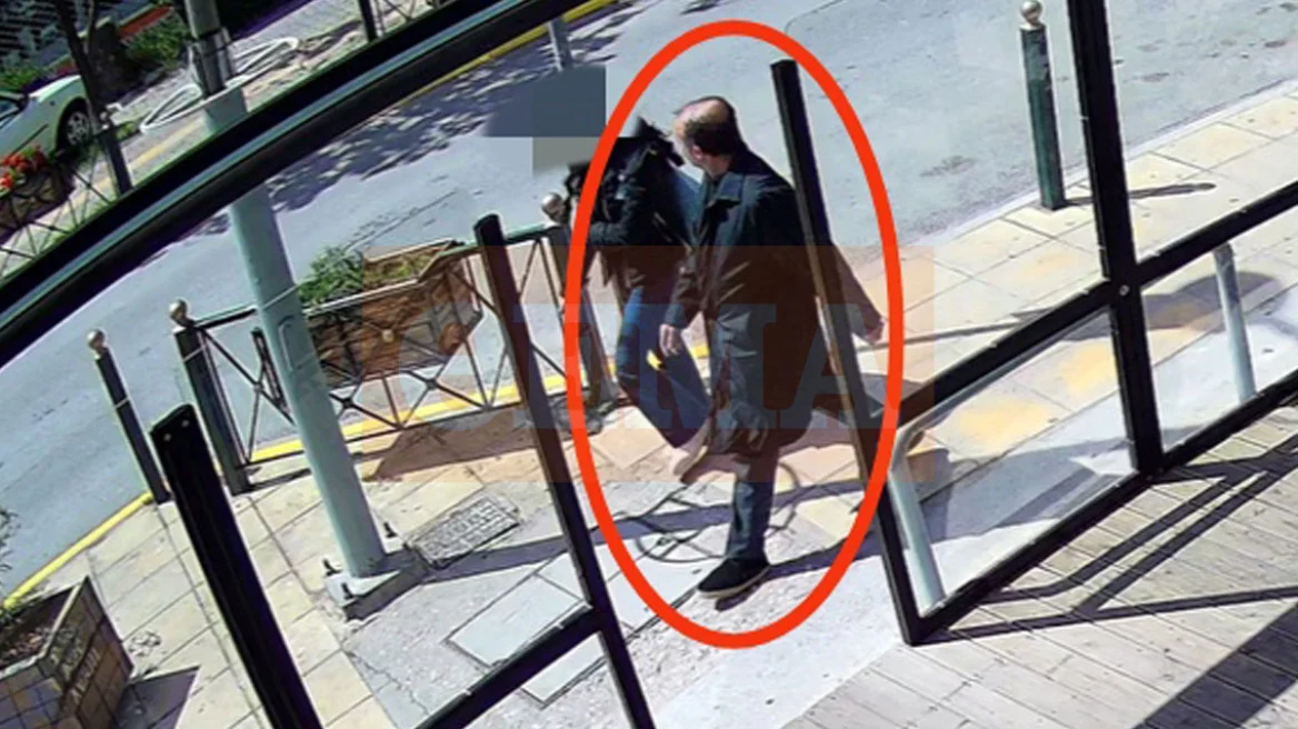 Σοκ στο Μαρούσι: Συναγερμός για τον "δράκο" με την καπαρντίνα που ...
